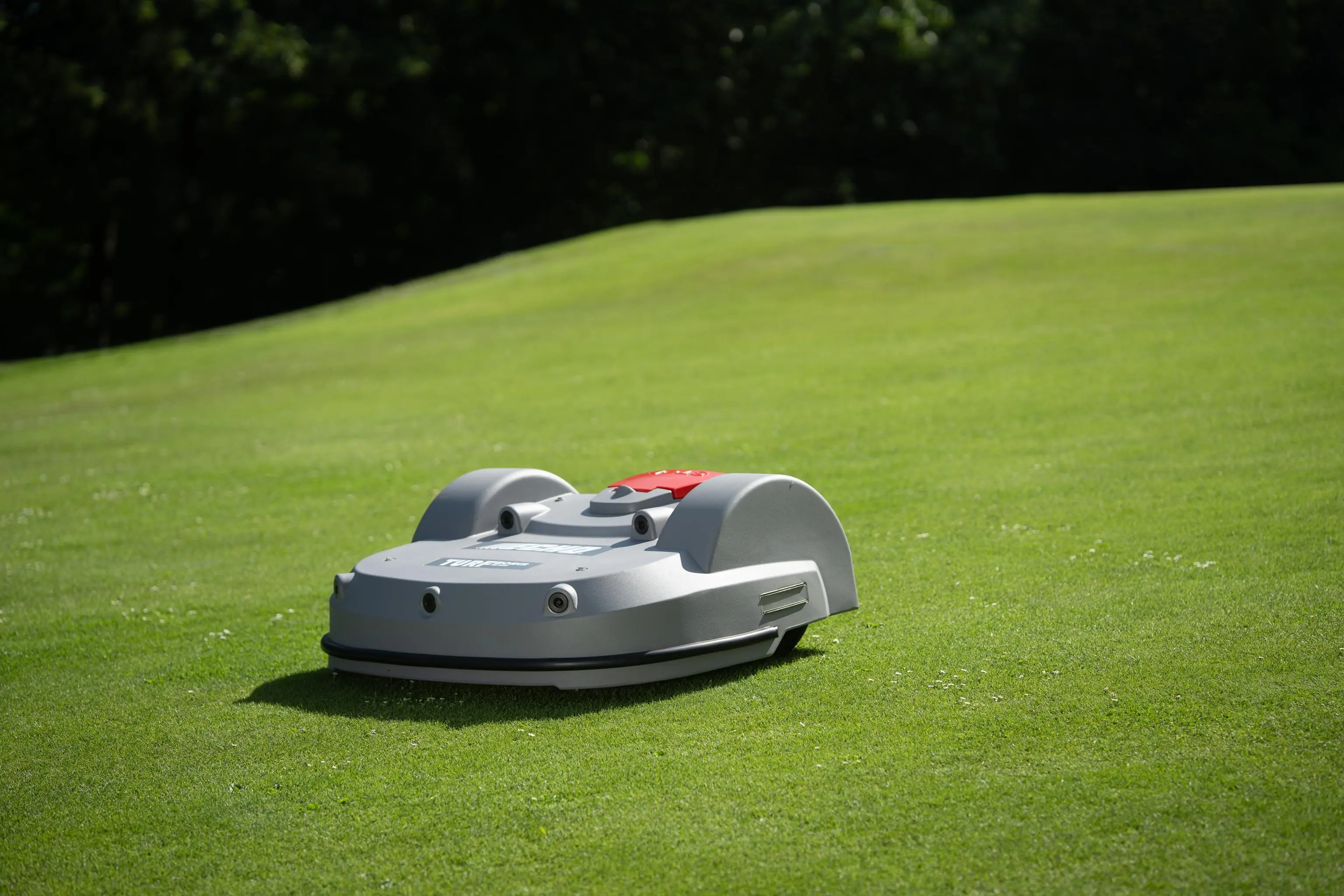 Robot cortacésped con capacidad a partir de 55.000 m2 | EchoRobotics