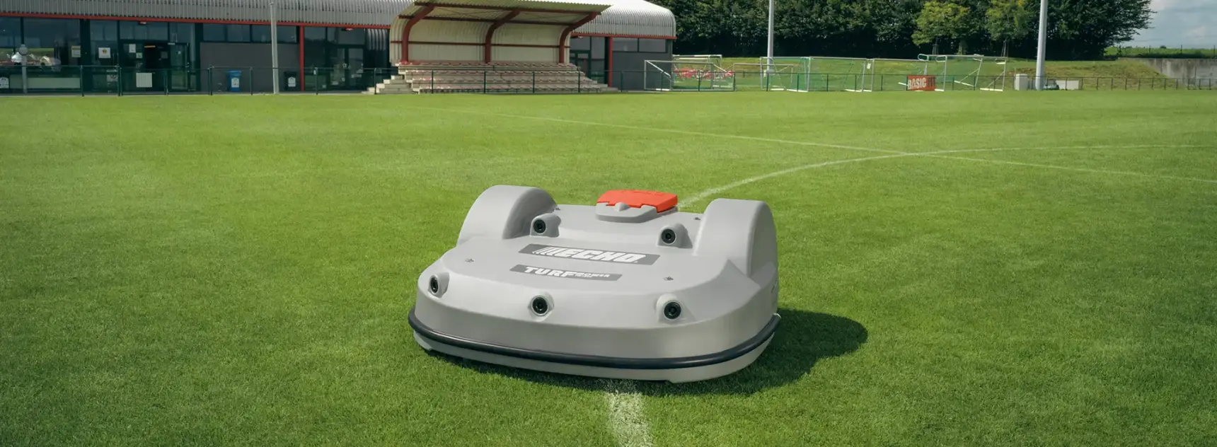 pflege-fussballplätze-technisches-zentrum-henri-guerin-rasenmäher ...